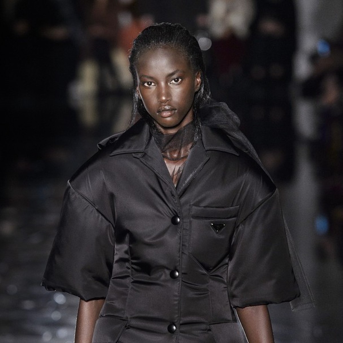 Modelo negra abre desfile da Prada pela primeira vez em 21 anos