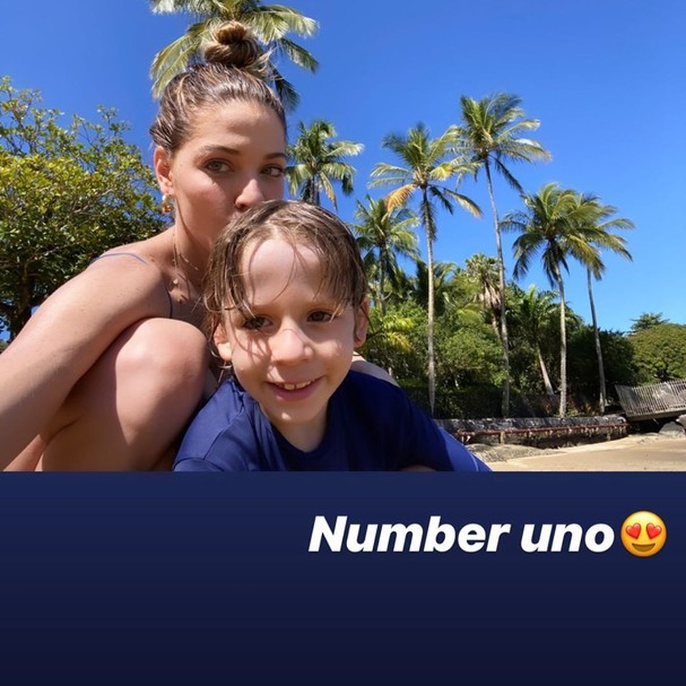 Luma Costa sai de São Paulo e vai para praia com a família
