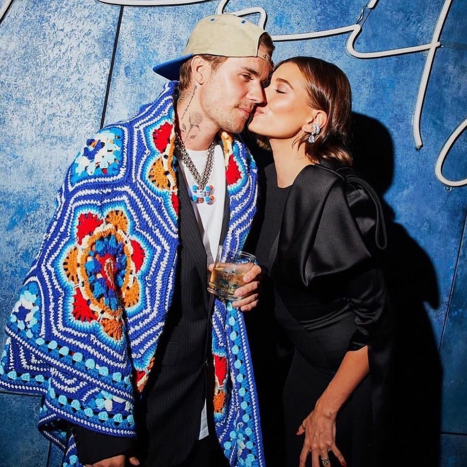 Justin Bieber se derrete por Hailey Bieber com clique romântico na ...