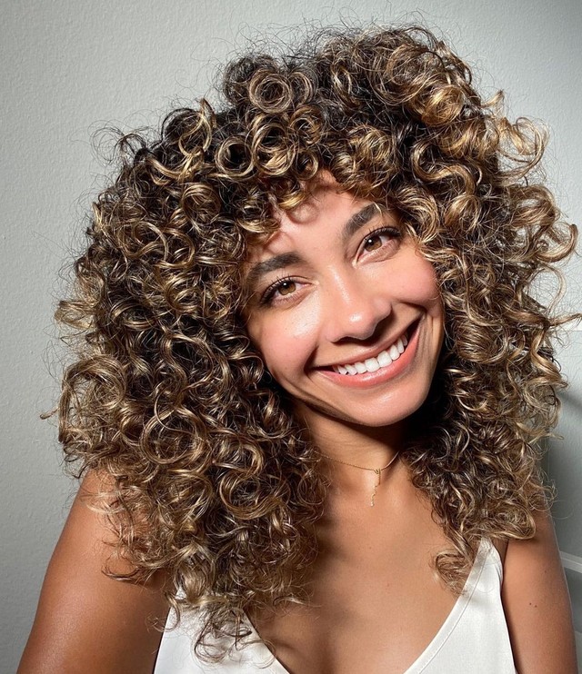 Cabelo cacheado: hairstylist de Kendall Jenner e Kim Kardashian conta ...
