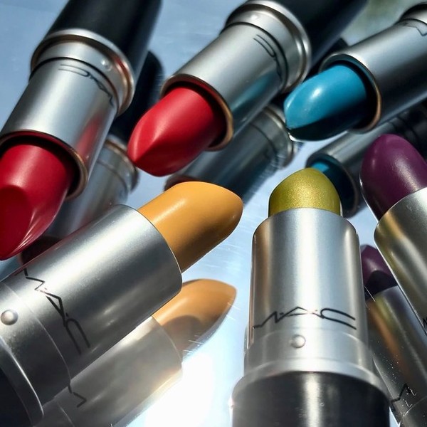 MAC lança promoção de batons, bases, paletas... Confira!