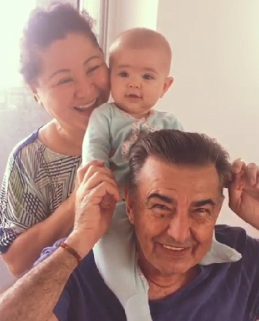 Mãe de Sabrina Sato mostra momento fofo com a neta: 'Sorrindo'