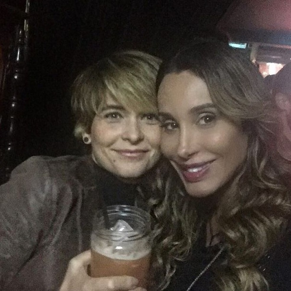 Claudia Abreu mostra seu novo visual no aniversário de Carol Marra