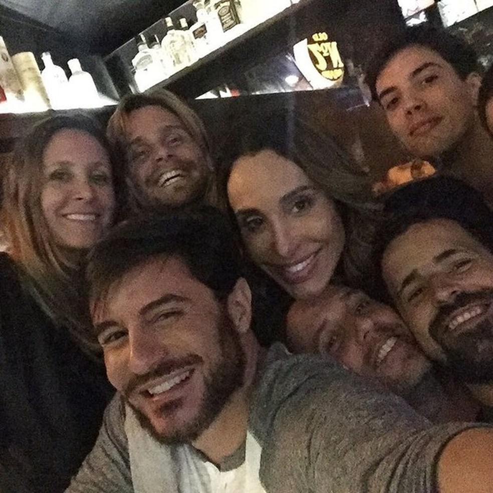 Claudia Abreu mostra seu novo visual no aniversário de Carol Marra