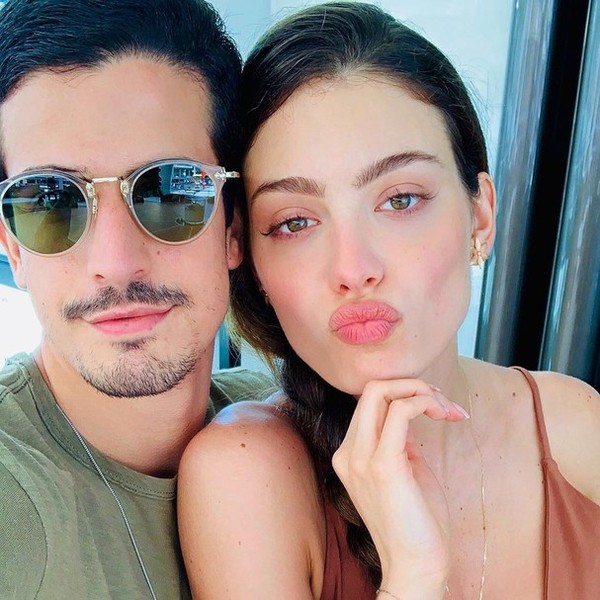 Enzo Celulari posa com Victória Grendene na Itália