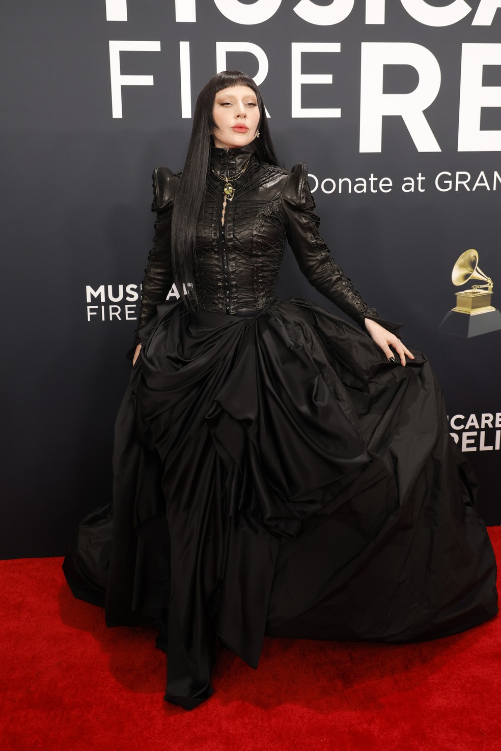 Grammy 2025: Lady Gaga surge dark no tapete vermelho