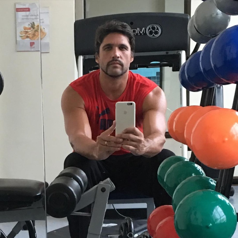 Sertanejo Leo Chaves mostra o braço sarado em selfie na academia