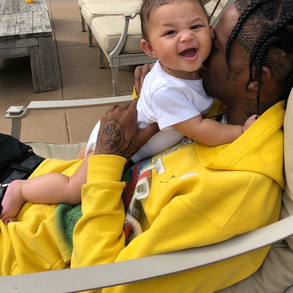 Kylie Jenner e Travis Scott enchem filha de beijos: 'Ensinando Stormi a ...