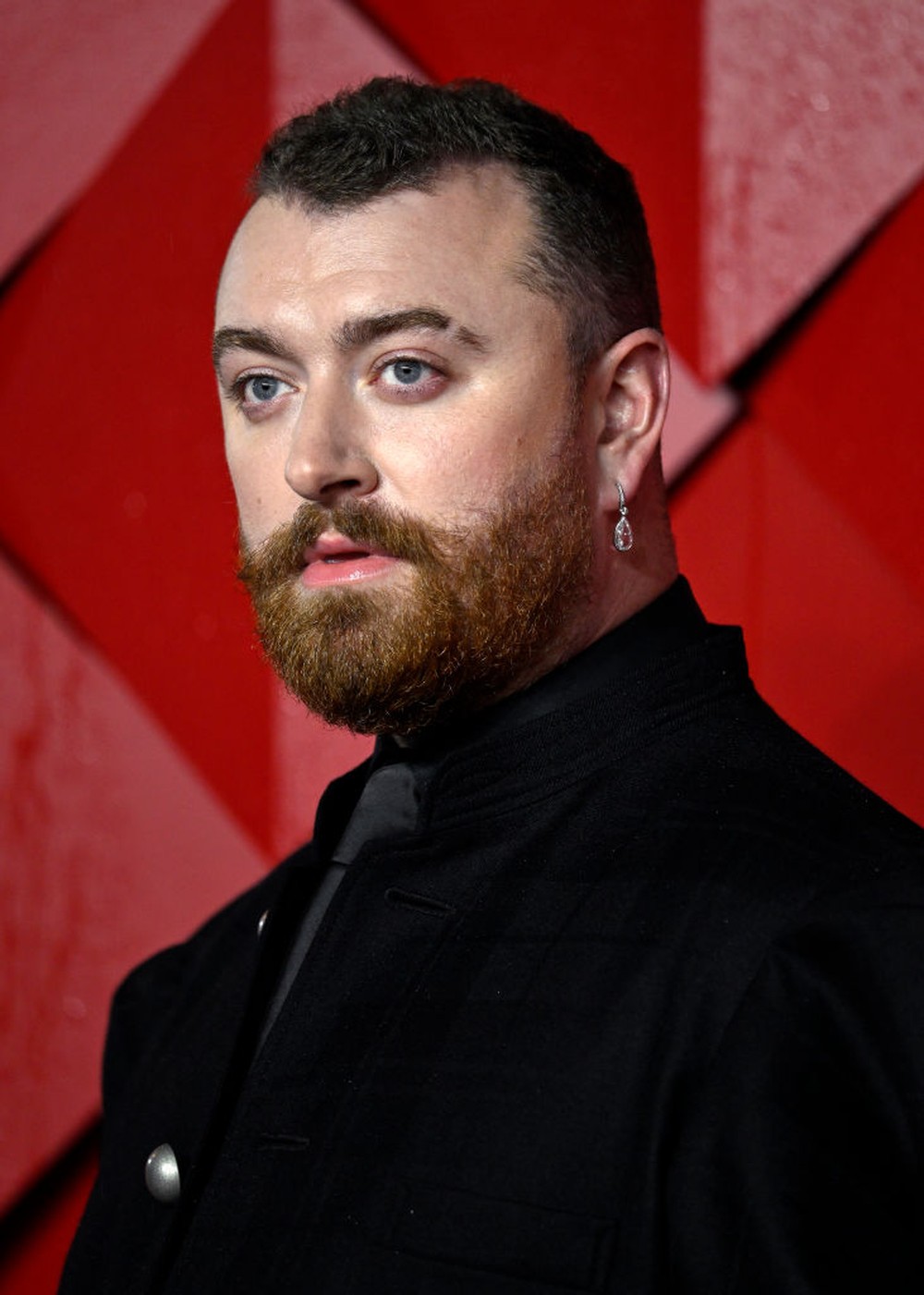 Fashion Awards 2023: Sam Smith usa salto altíssimo no red carpet