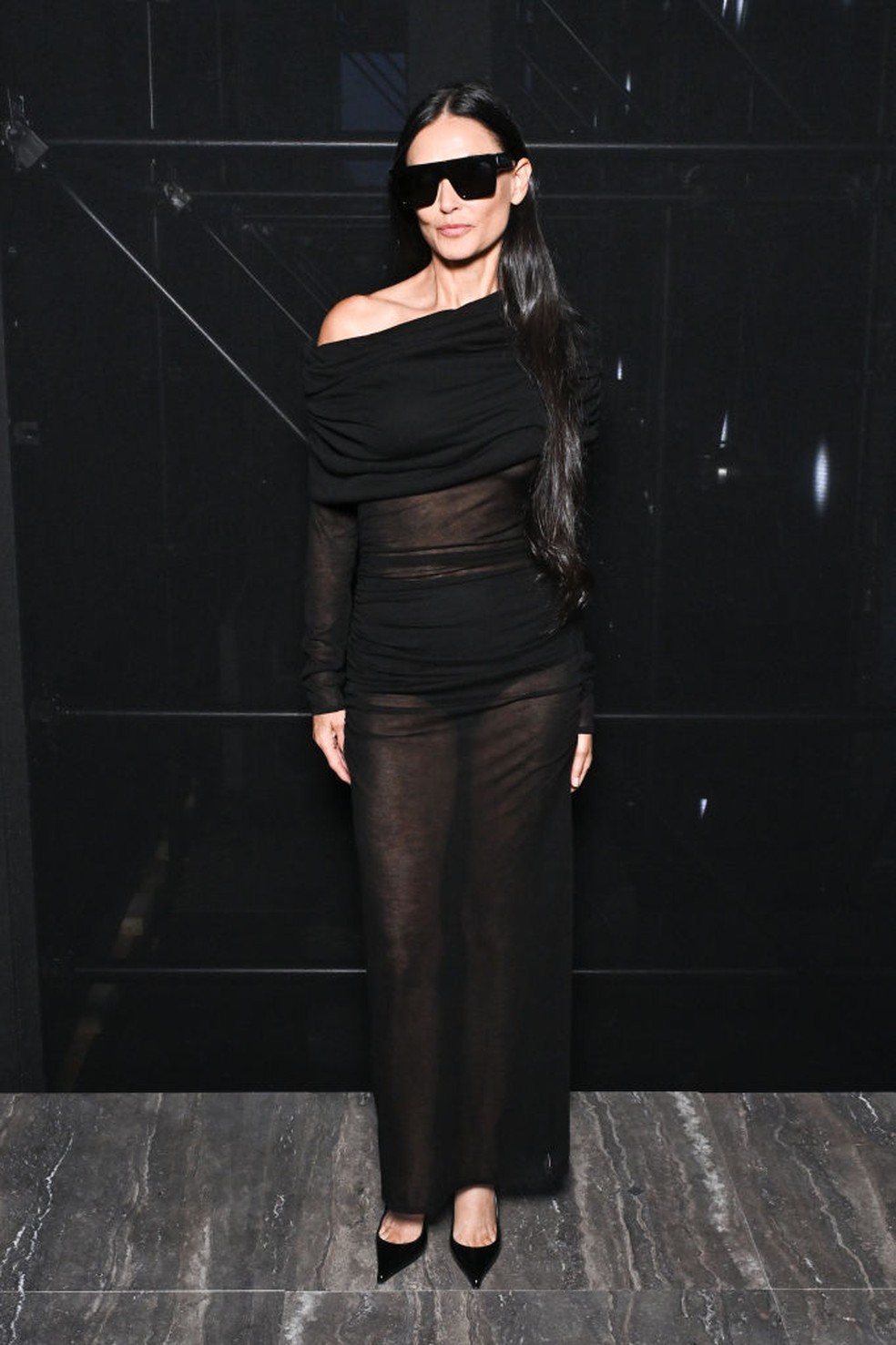 Demi Moore esbanja estilo em aparição na semana de moda de Paris