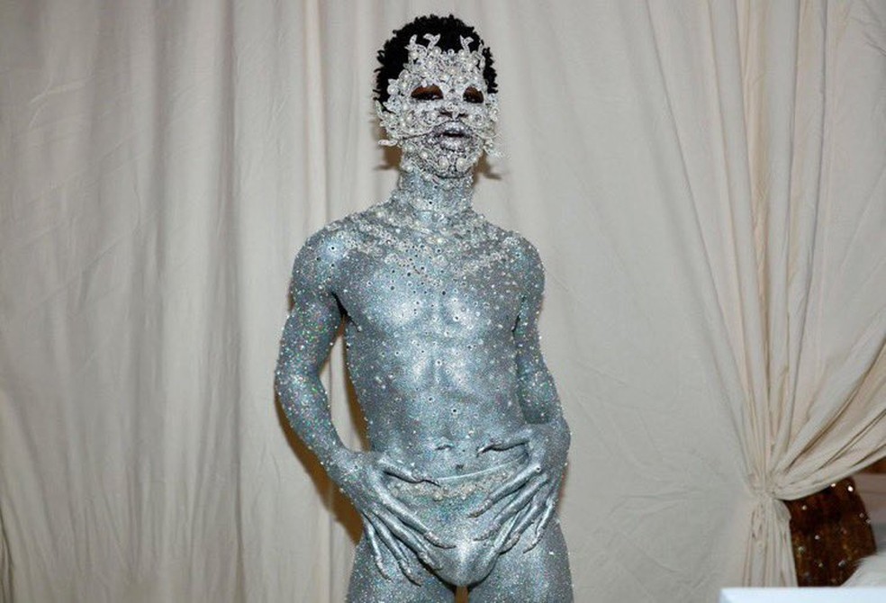 Lil Nas X surpreende com visual arrojado e brilhante para Met Gala 2023