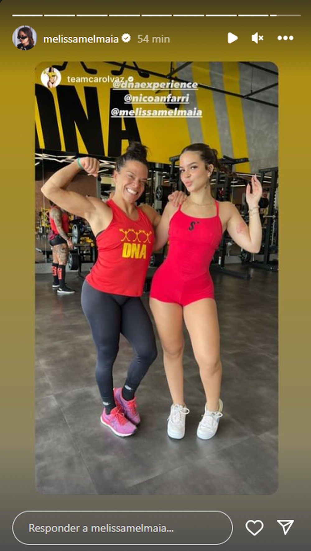 Mel Maia aparece ao lado de personal trainer na academia
