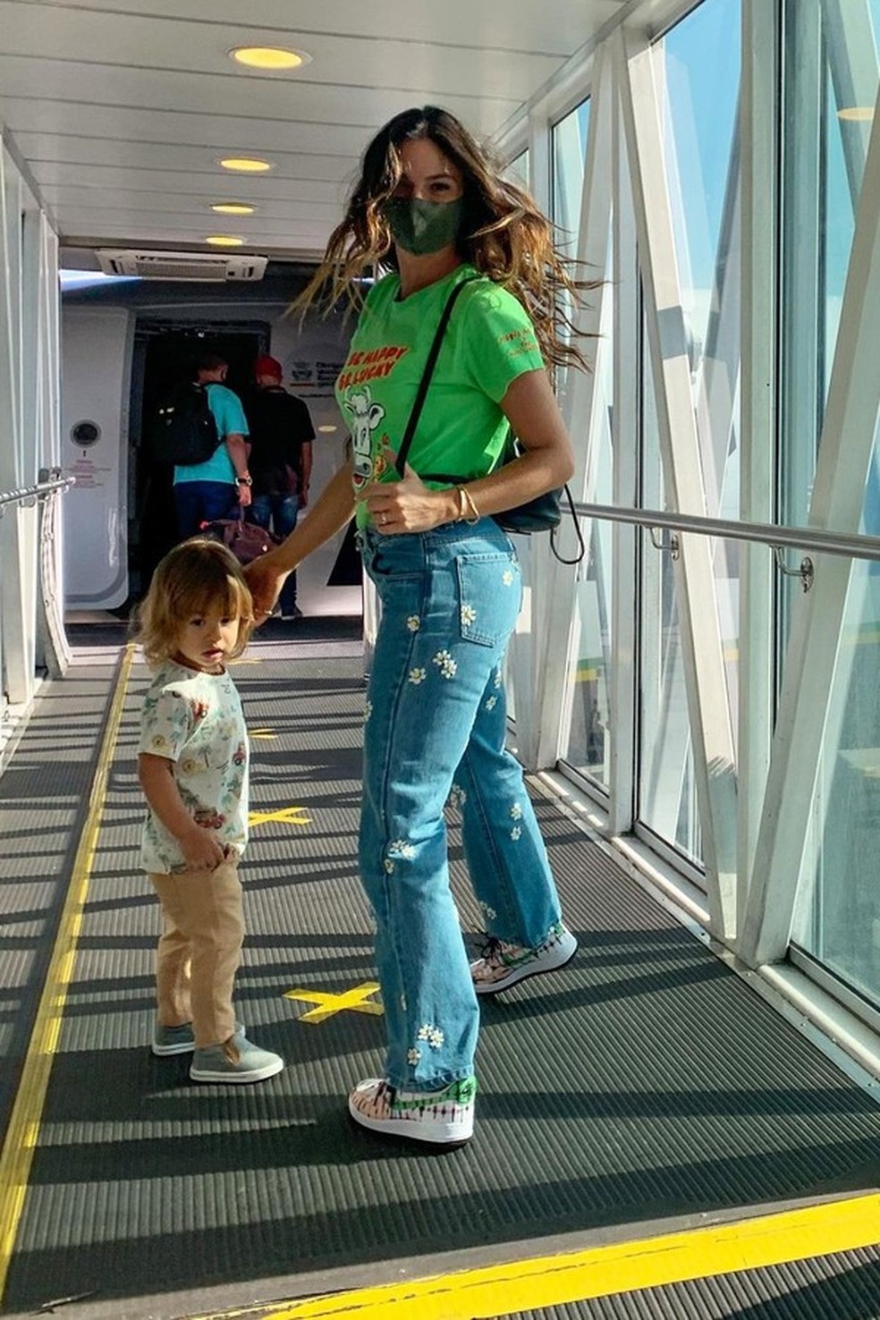 Isis Valverde escolhe look despojado para viajar