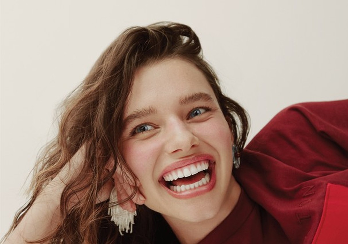 Bruna Linzmeyer estrela capa e recheio da Glamour de novembro