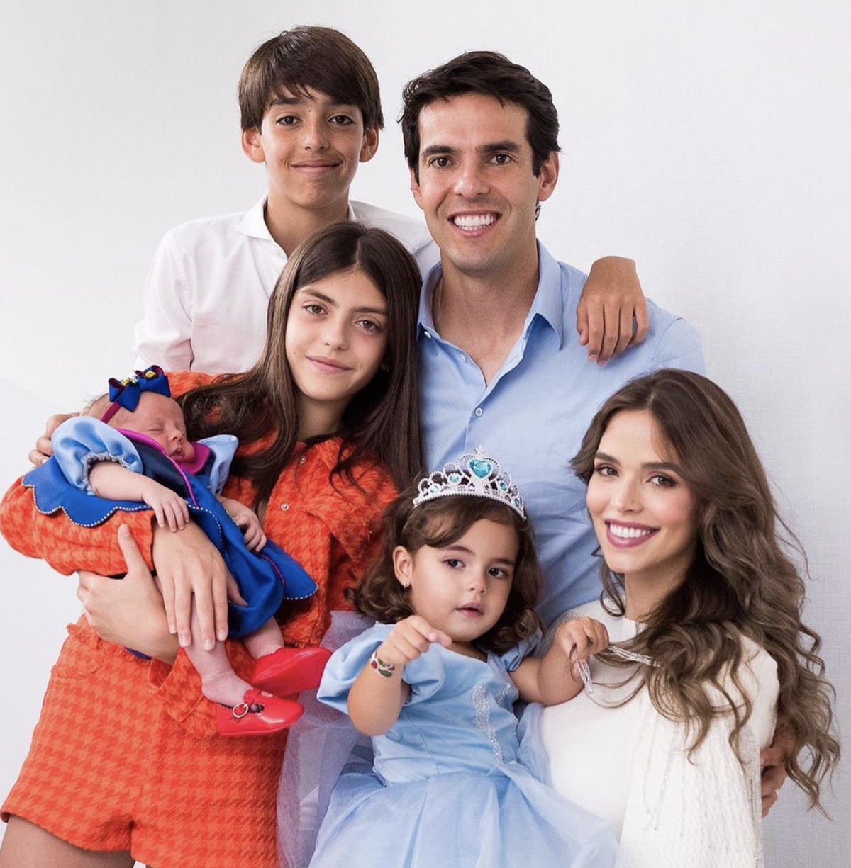 Kaká posa com os filhos do primeiro casamento e as caçulas de Carol ...