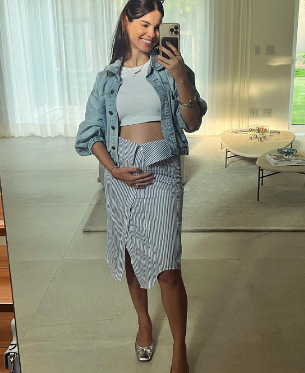 Stephany Brito mostra silhueta da segunda gravidez