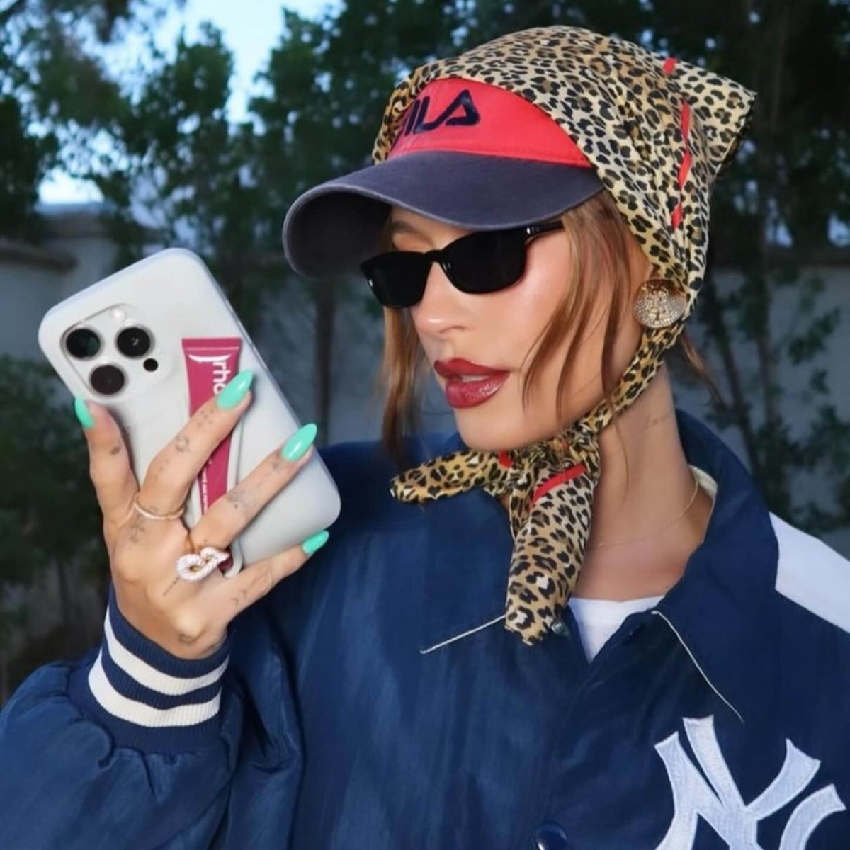 8 jeitos de usar lenço, o acessório preferido das celebridades