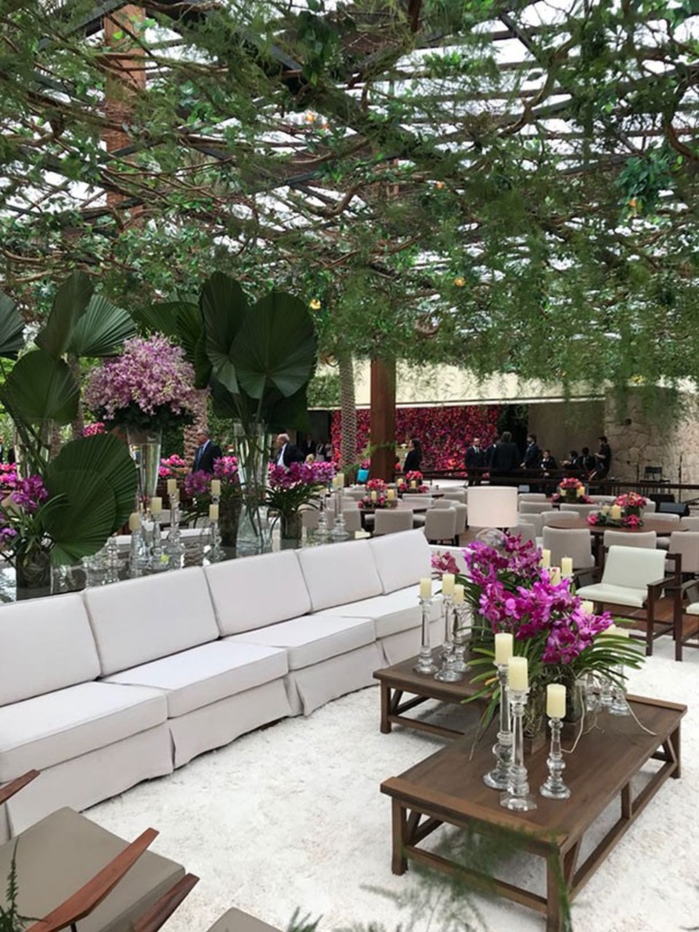 Rosa se destaca na decoração do casamento e da festa de Mari Ruy Barbosa