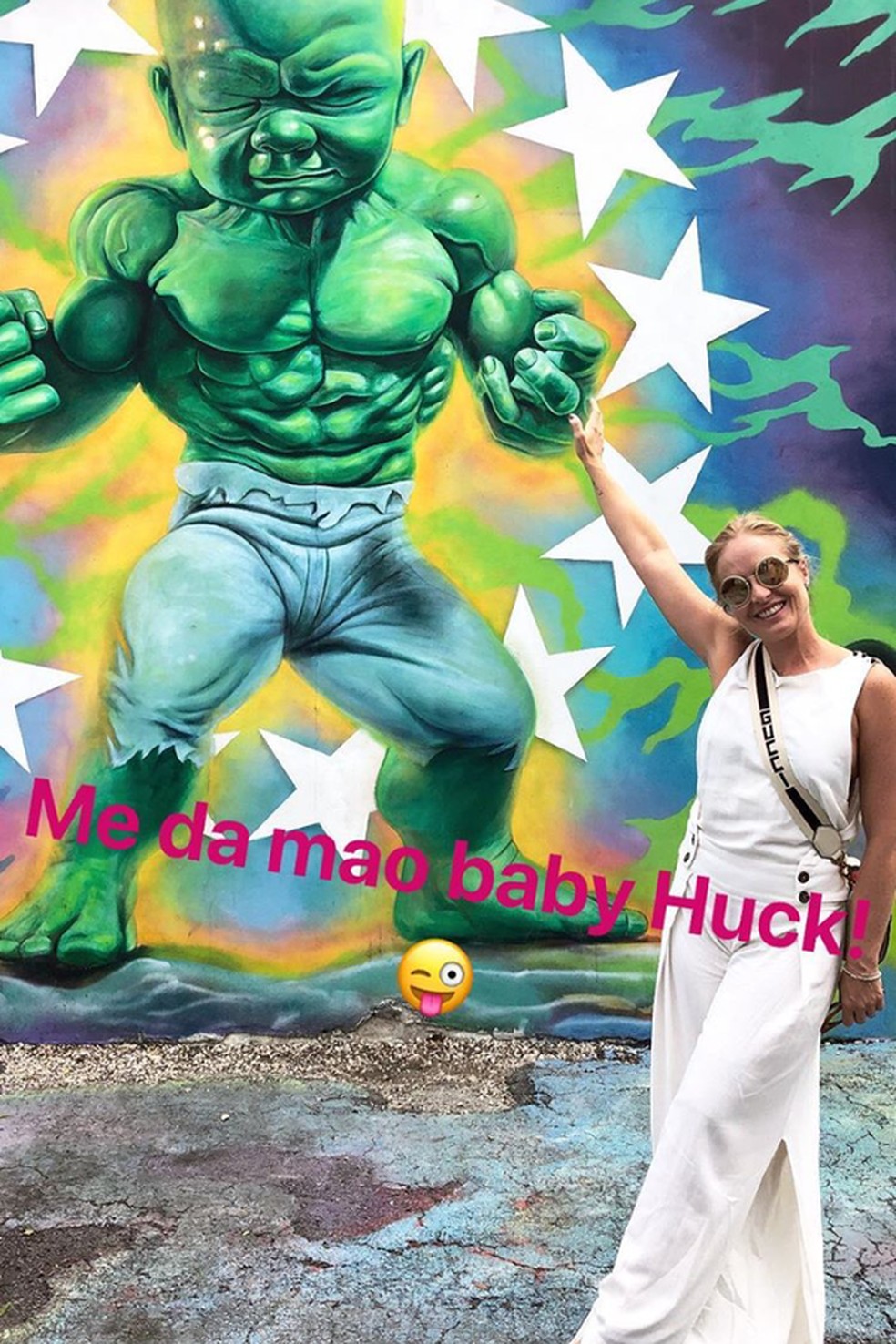 Angélica brinca com grafite do Incrível Hulk em viagem à Miami