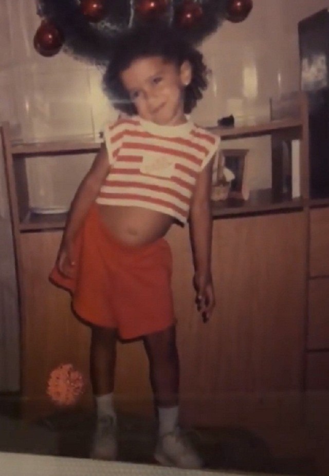 Anitta abre o álbum de família e mostra fotos da infância e adolescência