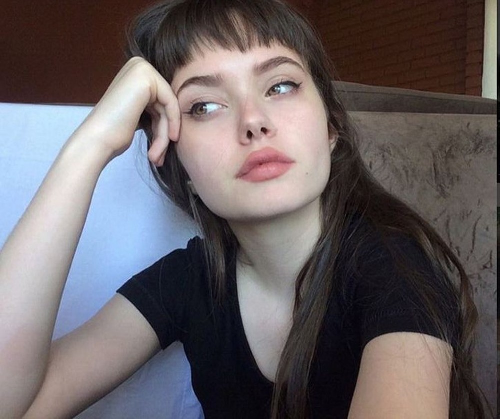 Estreante em 'Dois irmãos', Monique Bourscheid faz sucesso com poses nas redes sociais