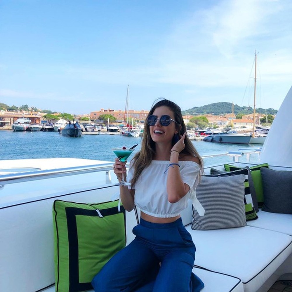 Victória Grendene se despede da França após temporada em Saint-Tropez