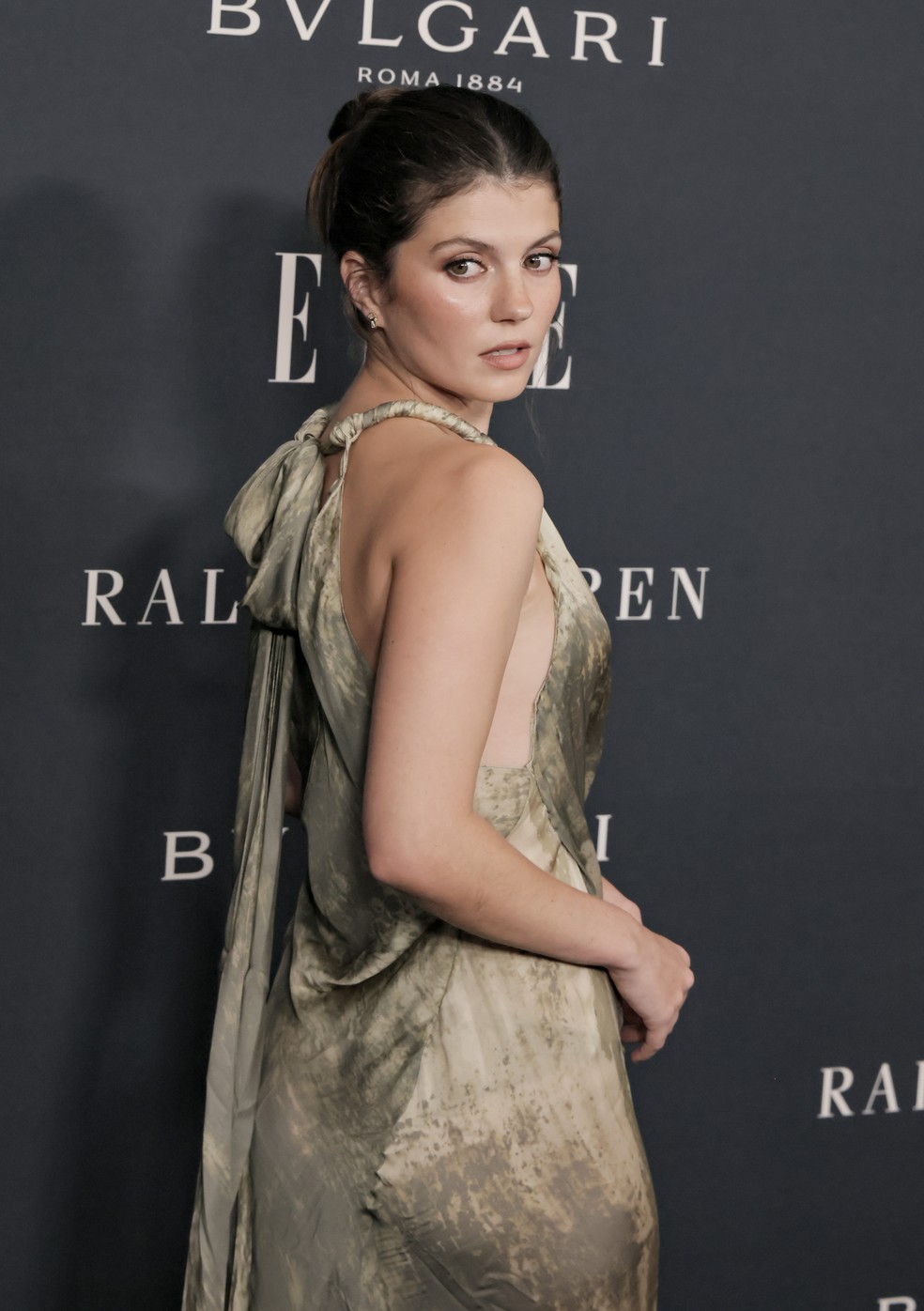 Quem é Emily Bader, estrela de comédias românticas e primeira protagonista de uma obra de Emily ...