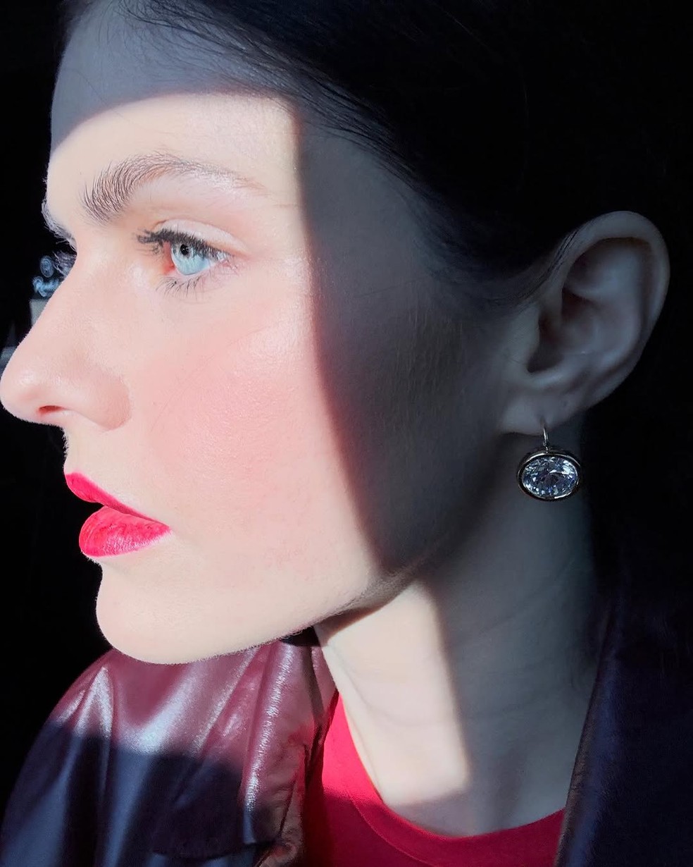 Alexandra Daddario publica registro raro do filho e encanta fãs: 'Olhos ...