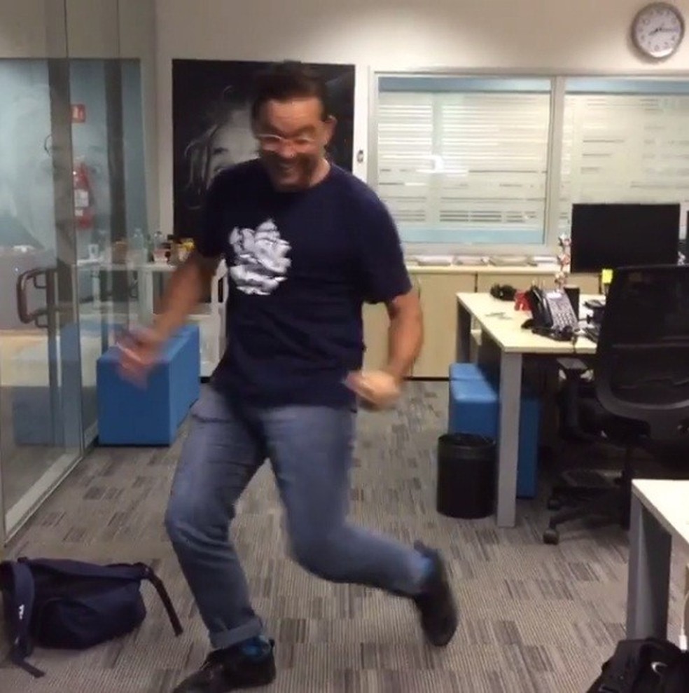 Fernando Rocha faz dancinha para comemorar a sexta-feira e diverte fãs