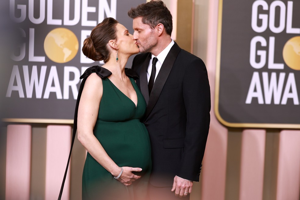 Hilary Swank exibe barriguinha no Globo de Ouro 2023