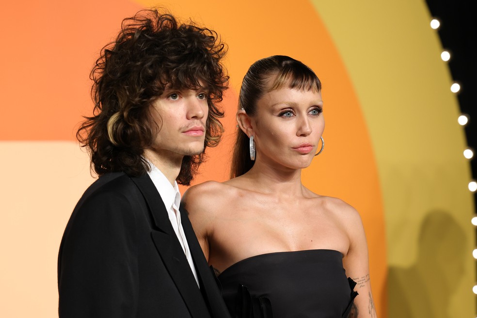 Anel de noivado de Miley Cyrus com Maxx Morando pode valer até US$ 450 ...