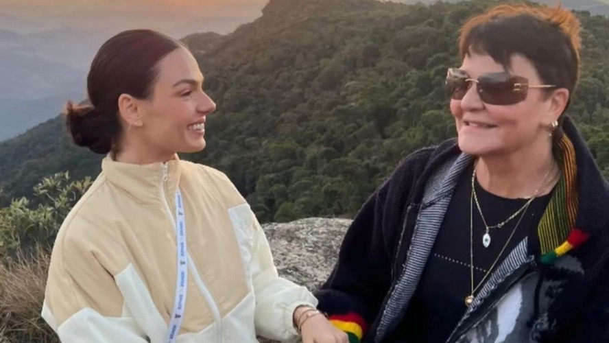 Isis Valverde posa ao lado da mãe e se declara: 'Meu amor'
