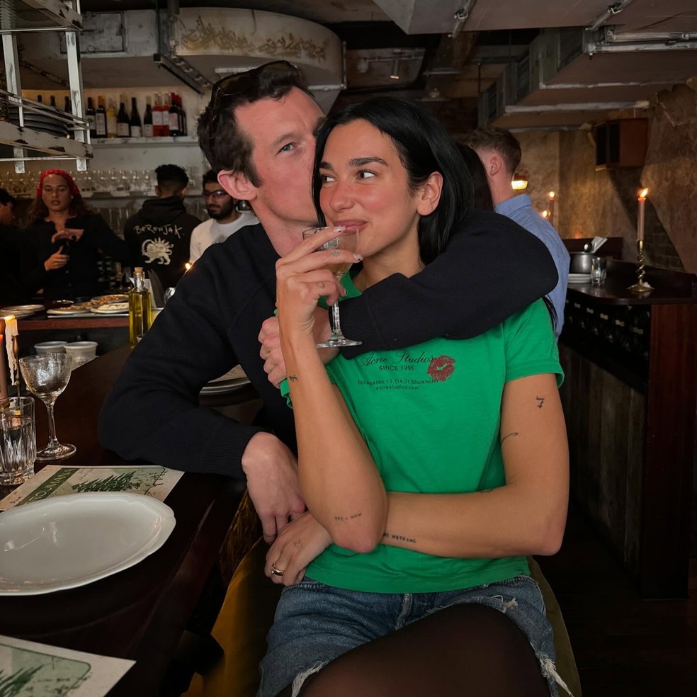 Dua Lipa e Callum Turner se casam em cerimônia discreta em Londres