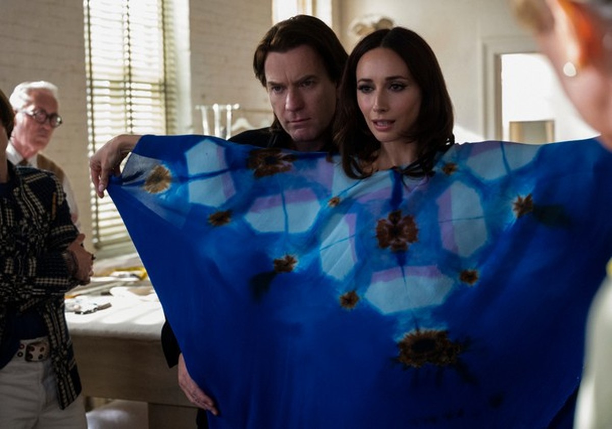 Netflix e Halston lançam coleção com looks glamourosos inspirados na série