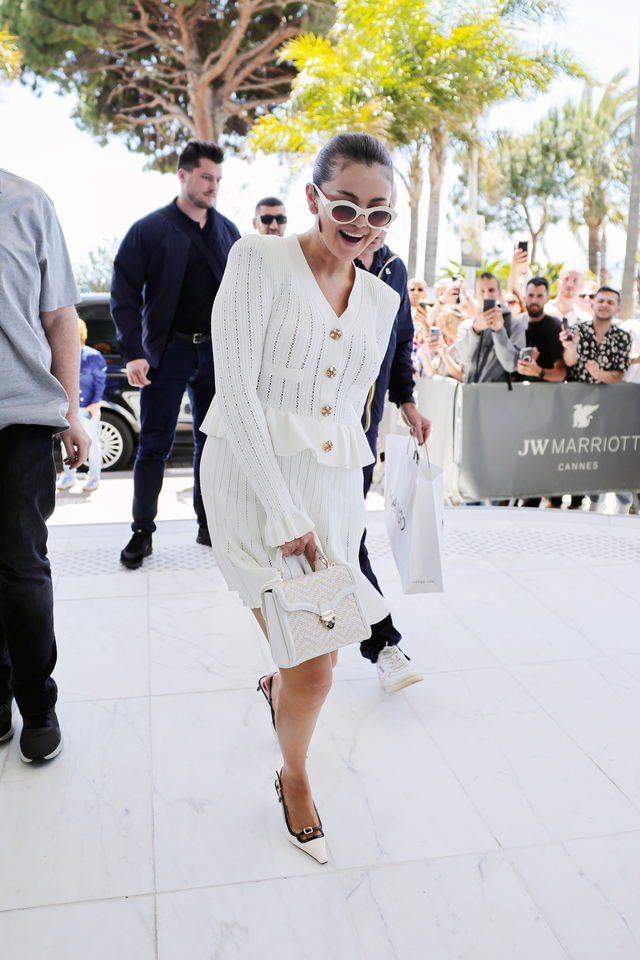 Selena Gomez chega em Cannes com look delicado avaliado em mais de R$ 7 mil