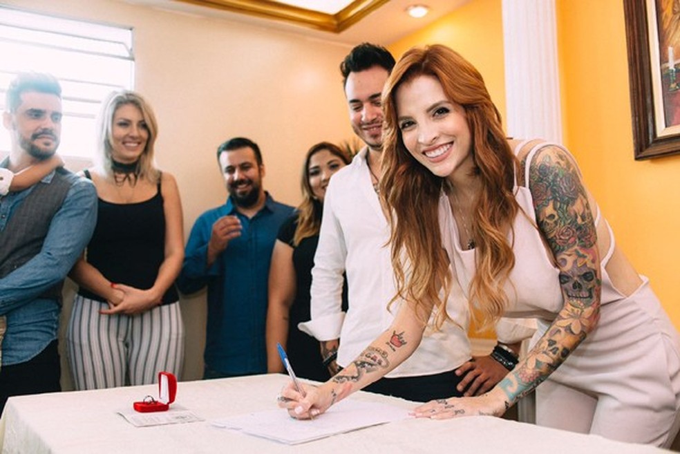 Ex-BBB Clara Aguilar se casa no civil com produtor musical Giu Daga