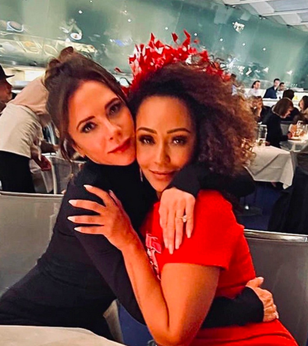 Mel B revela que Victoria Beckham desenhou seu vestido de noiva