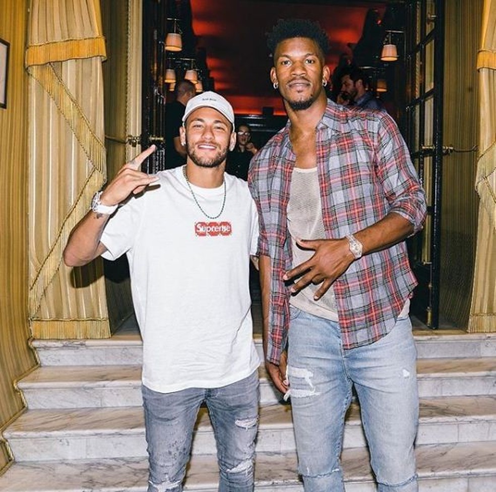 Neymar encontra com o jogador de basquete Jimmy Butler