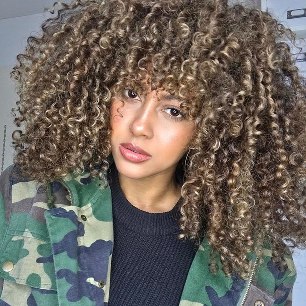 Franja cacheada: Corte tendência nos anos 80 está de volta. Saiba como ...