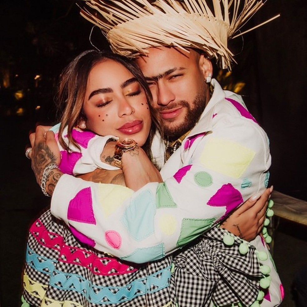 Rafaella e Neymar aparecem com looks juninos