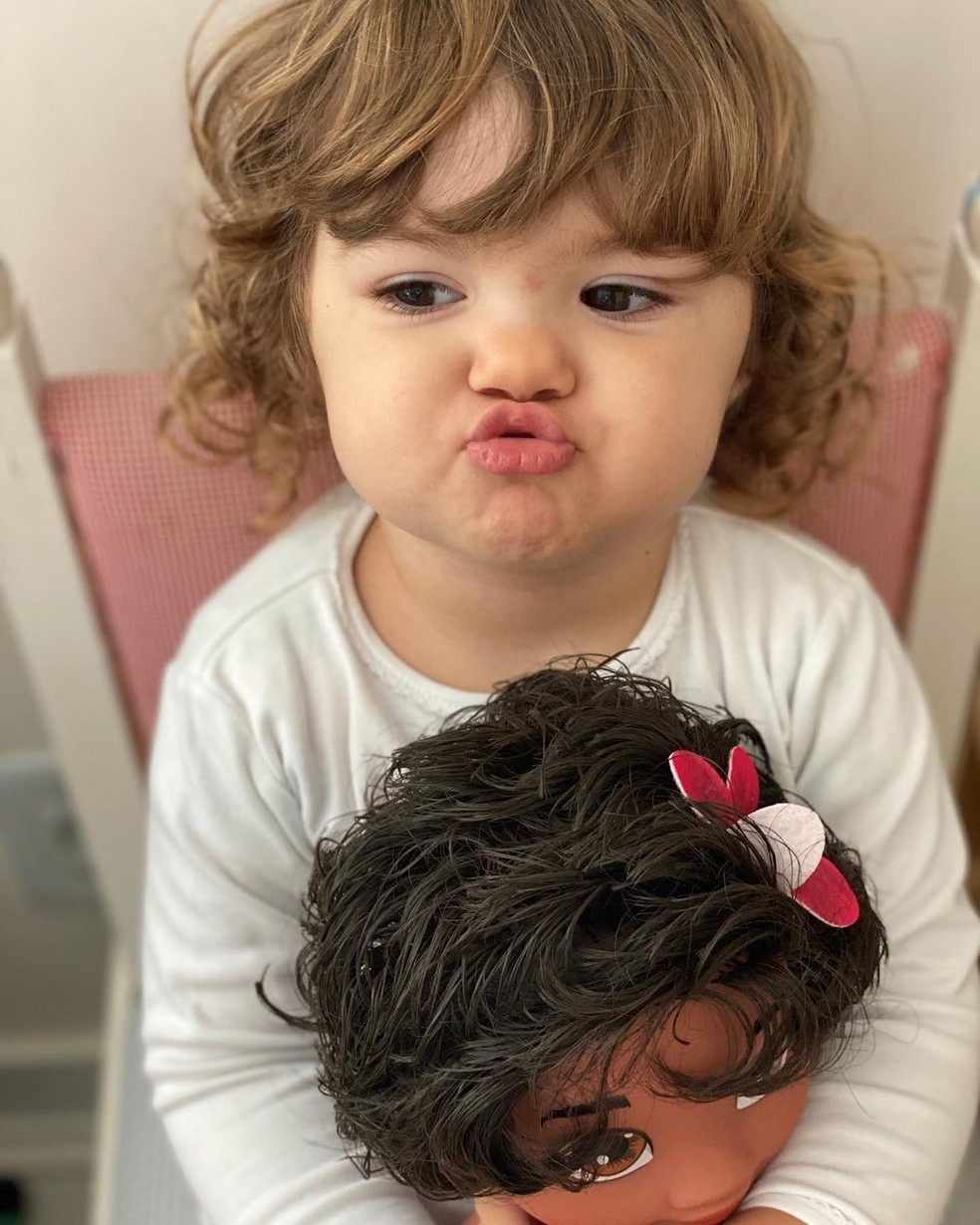 Clara Maria encanta em série de cliques e ganha elogios de famosos