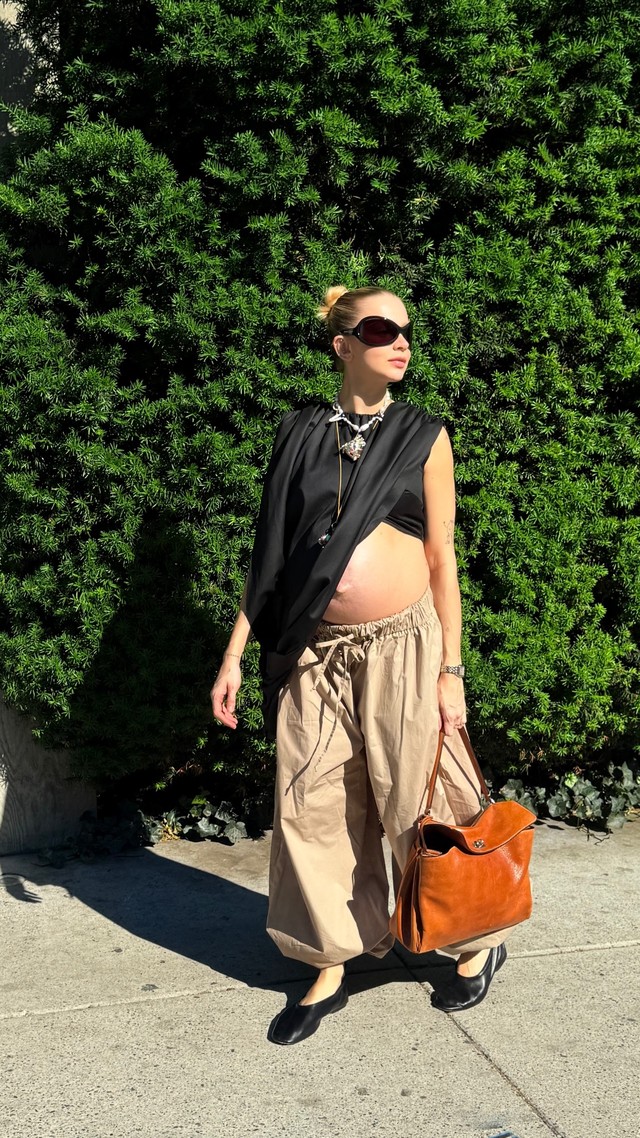 Em Nova York, Isa Scherer passeia com marido e posa com barrigão de fora