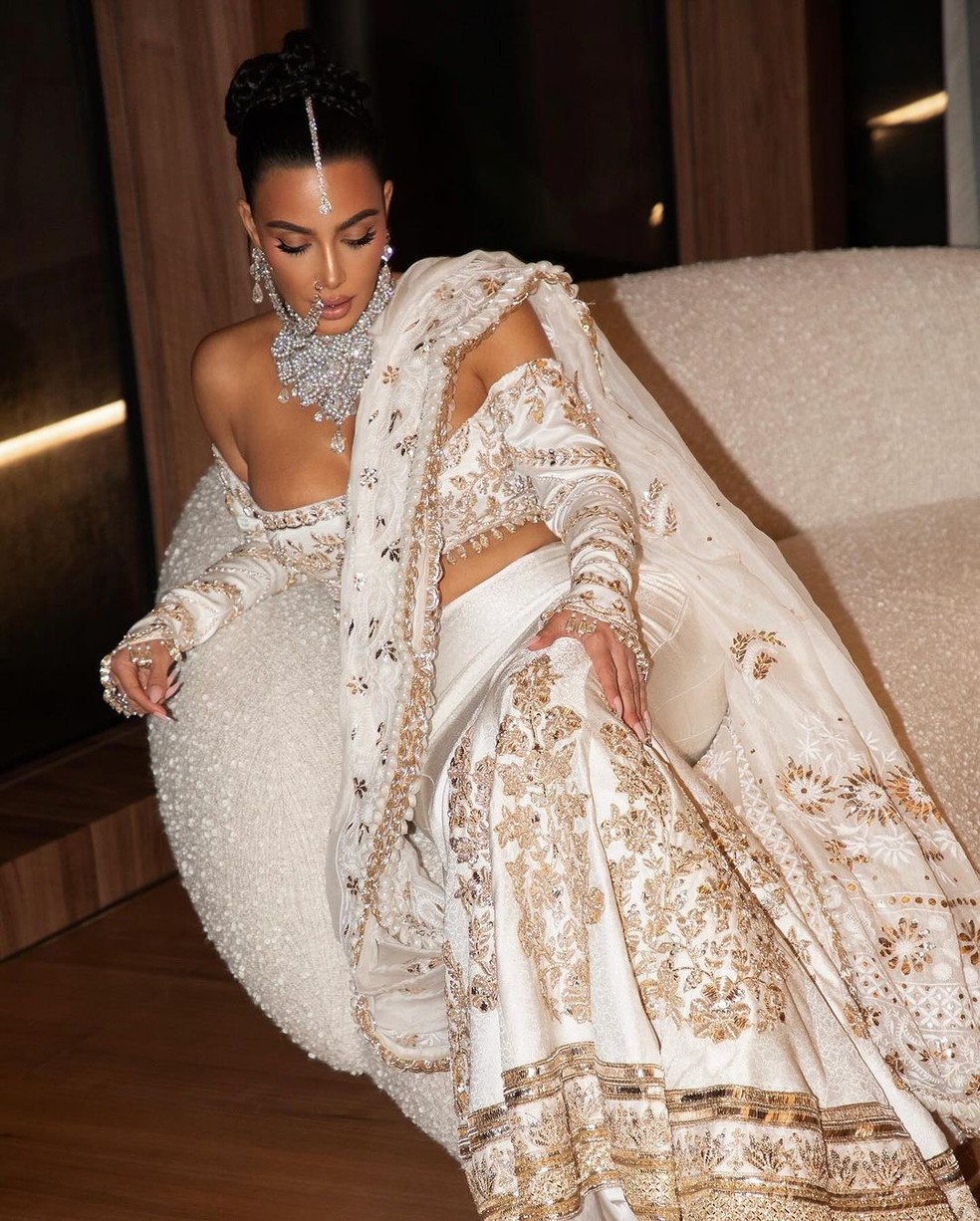 Kim Kardashian posa com diamantes e look avaliado em R$ 27 mil para ...