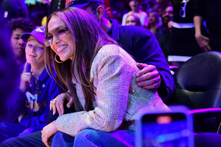 Apenas Jennifer Lopez usaria essas botas brilhantes em um jogo de basquete