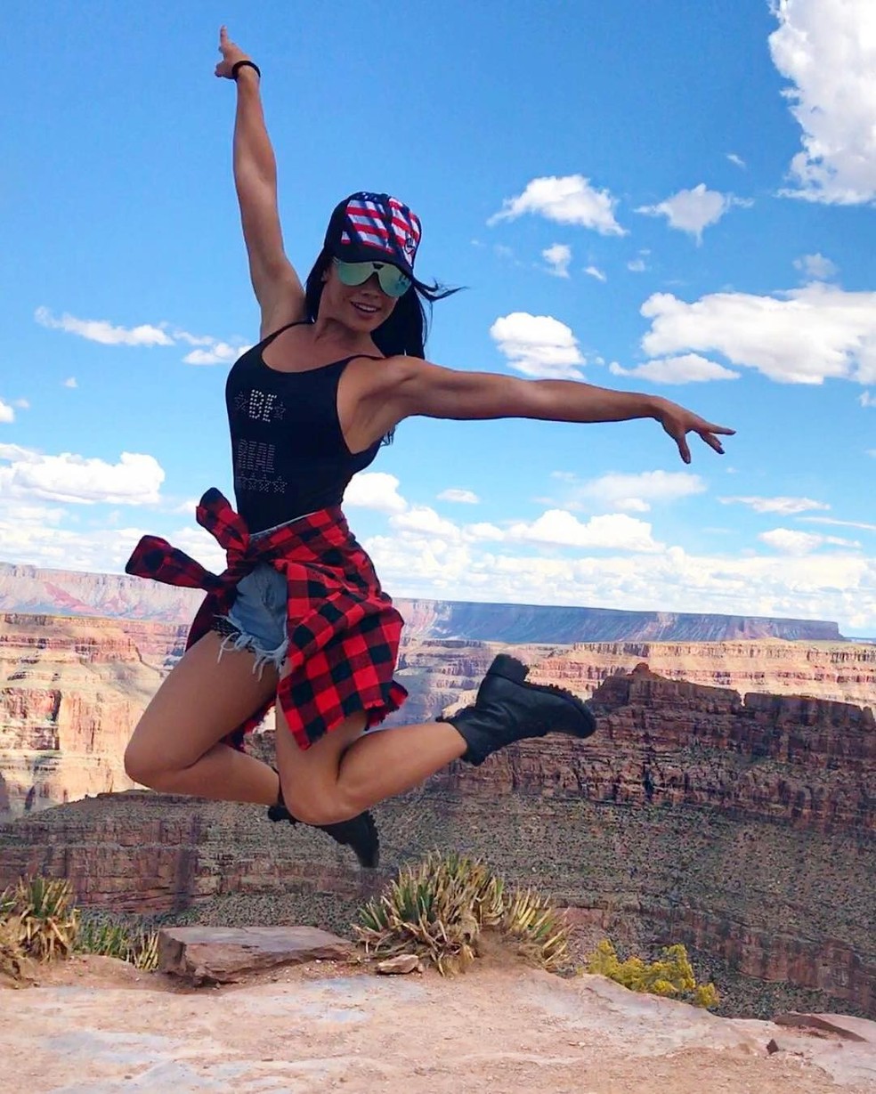 Fernanda D'avila mostra braços e pernas torneadas em Las Vegas