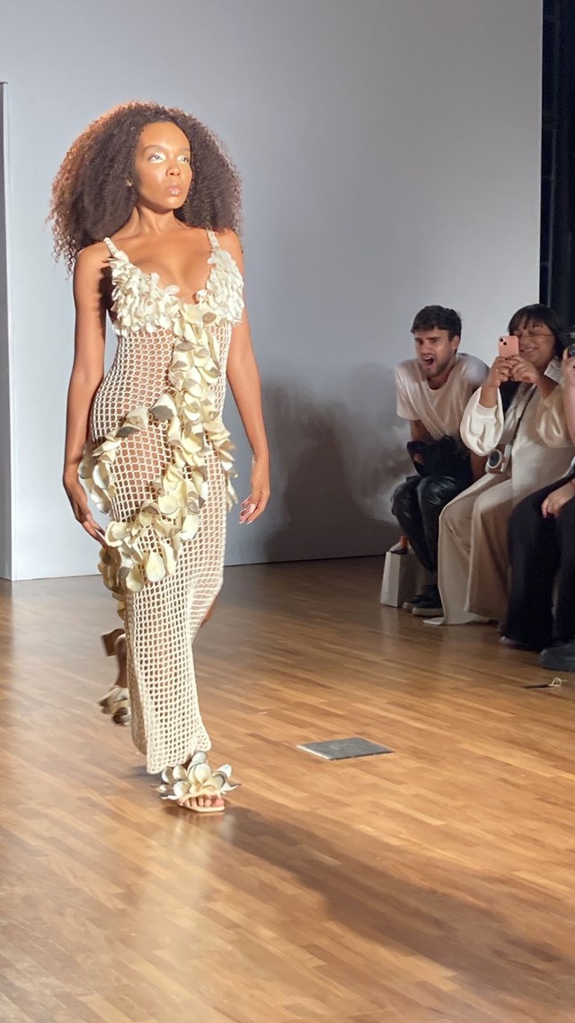 Thelma Assis brilha em desfile com look exuberante