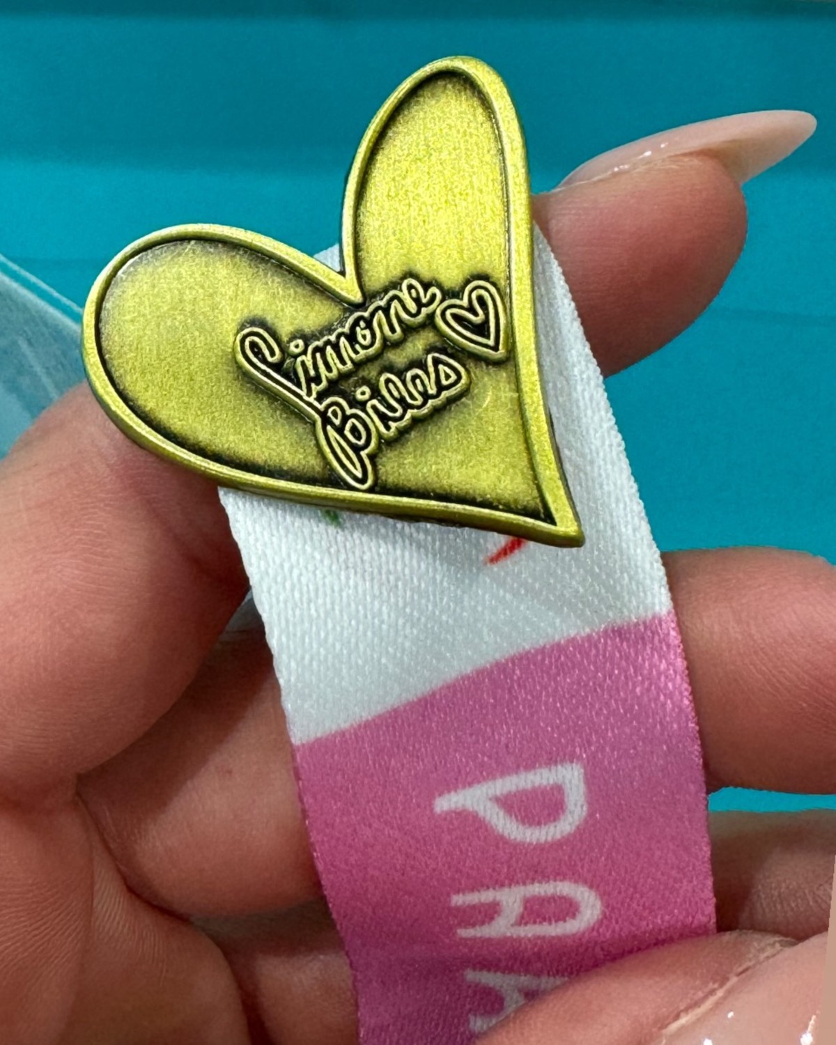 Simone Biles distribui 'pins' personalizados para a torcida nas ...