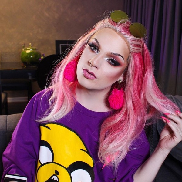 Pioneira entre as drags militantes no Youtube, Lorelay Fox celebra 5 ...