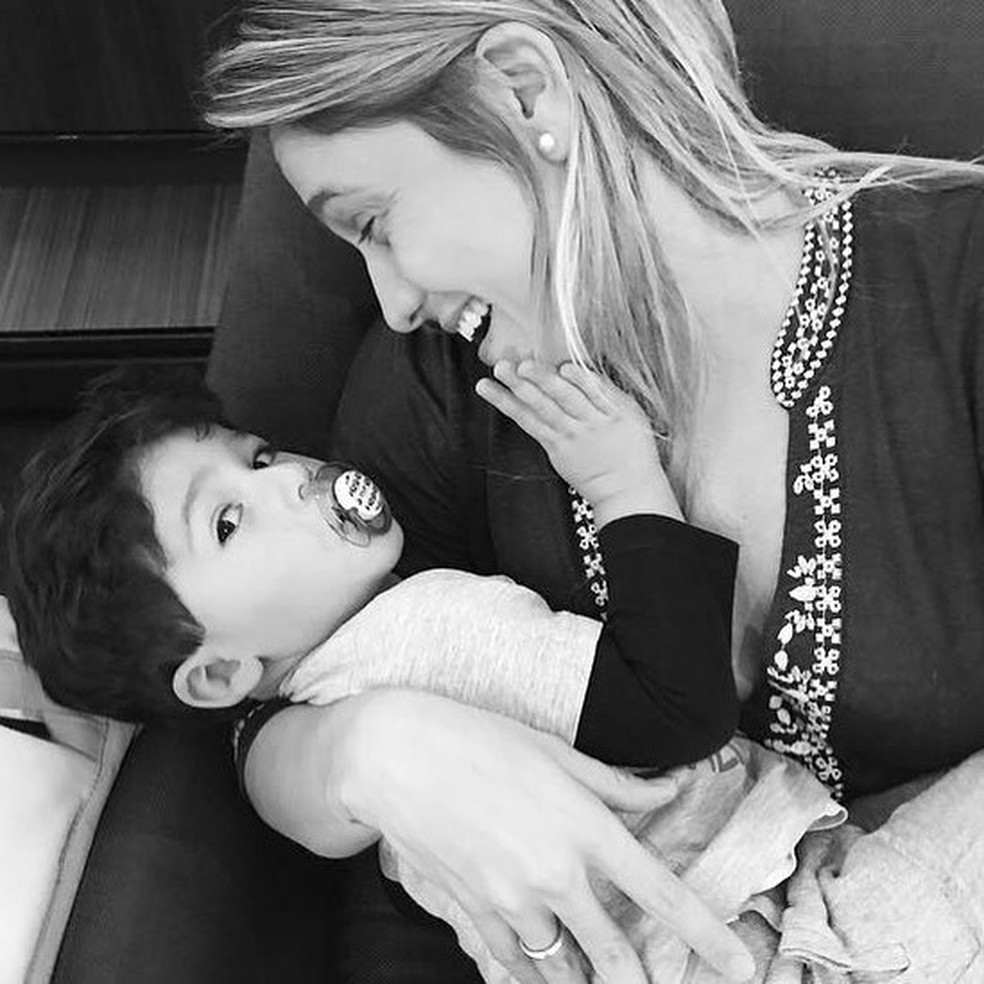 Fernanda Gentil posta clique lindo com Gabriel no colo