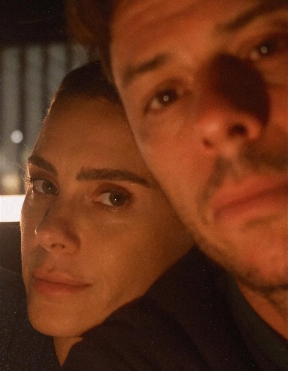 Carolina Dieckmmann surge em clima de romance com o marido: 'Ele me ...